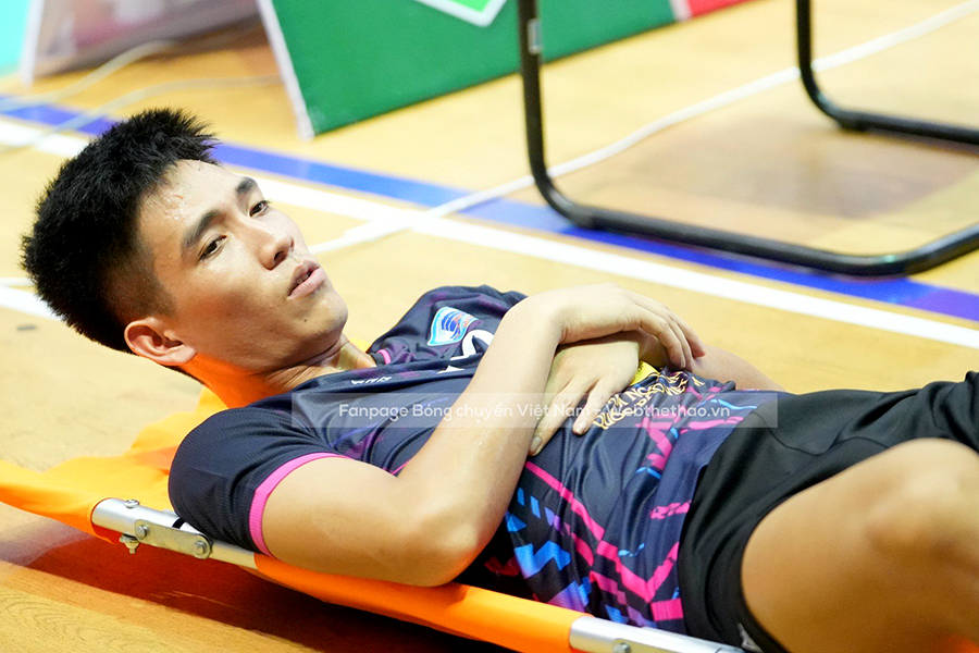 Tài năng trẻ bóng chuyền Đà Nẵng rời sân bằng cáng trong ngày mở màn vòng II giải VĐQG